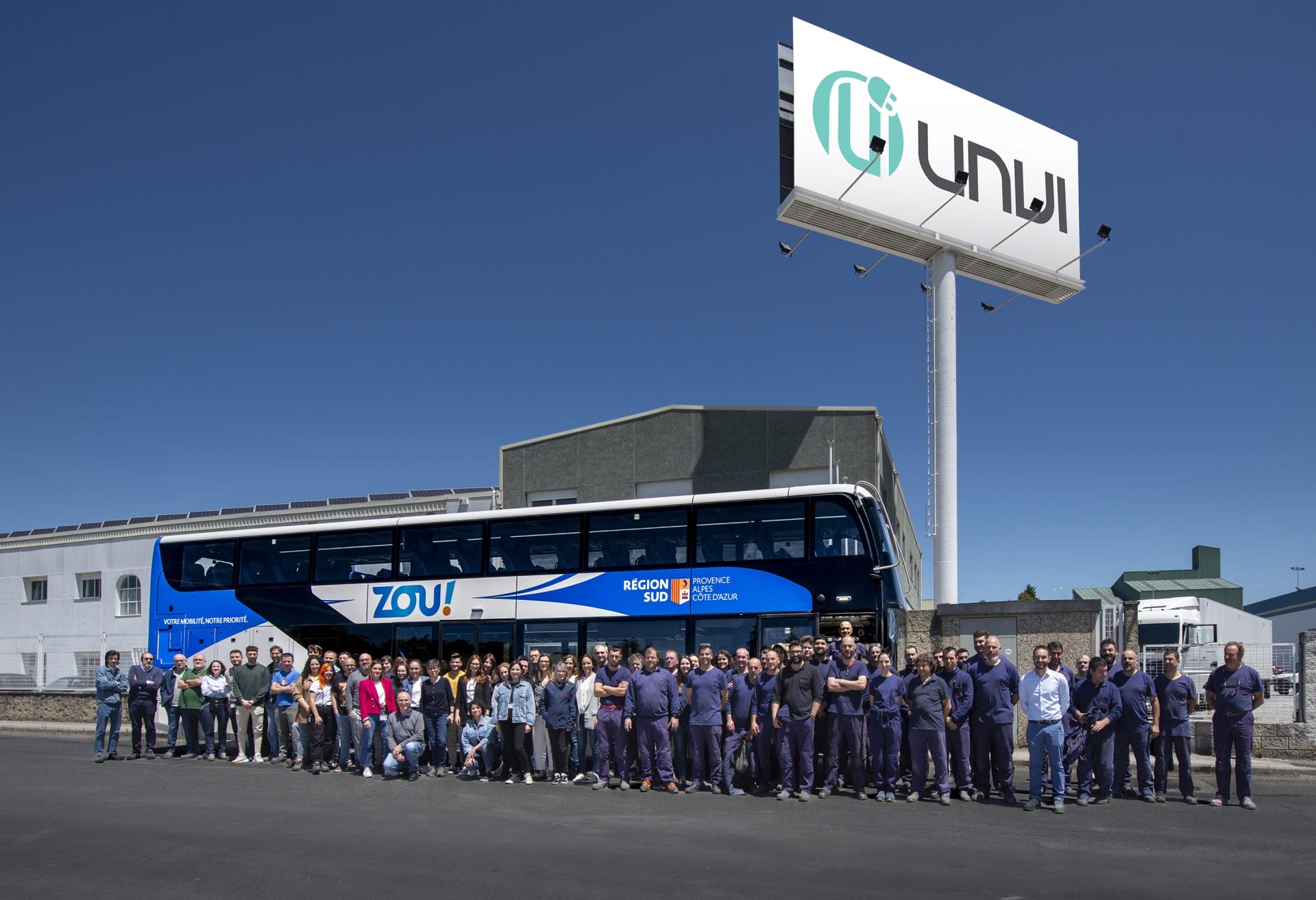 UNVI completa el pedido del primer autobús doble piso suburbano ...