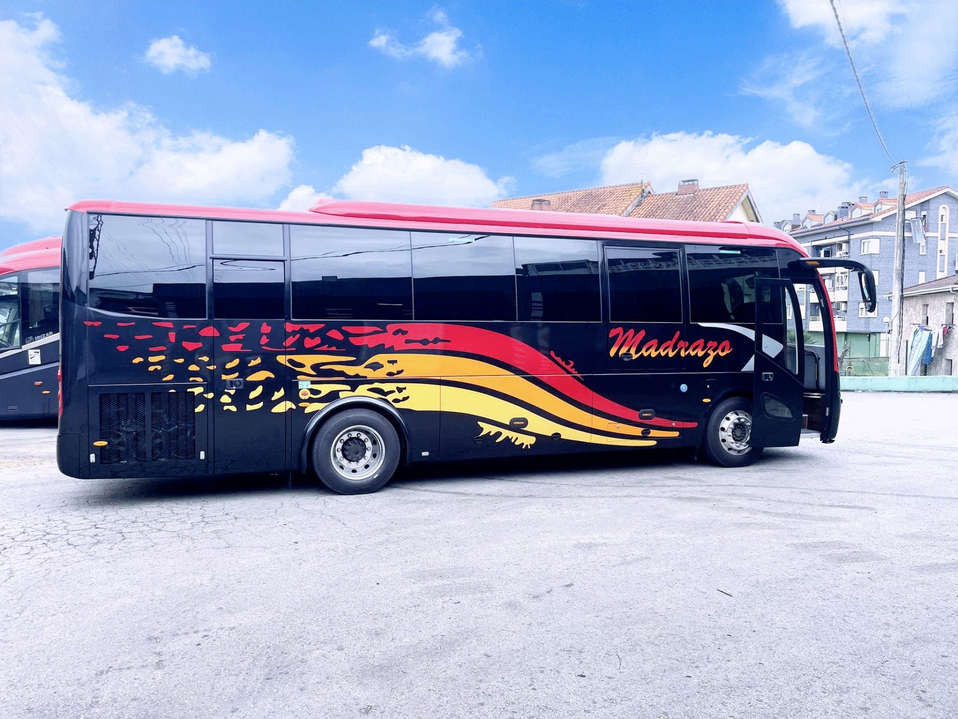 Autobuses Madrazo adquiere un King Long C10 autoportante - CARRIL BUS