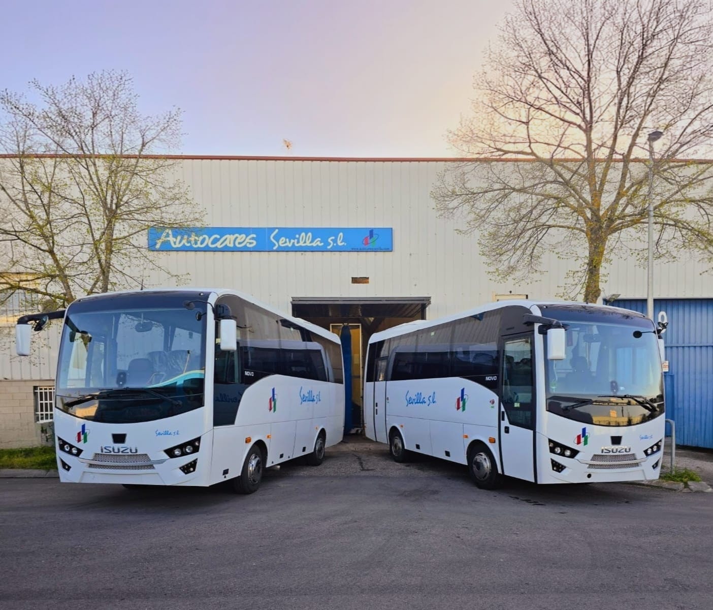 Mobility Bus entrega dos Isuzu Novo a Autocares Sevilla