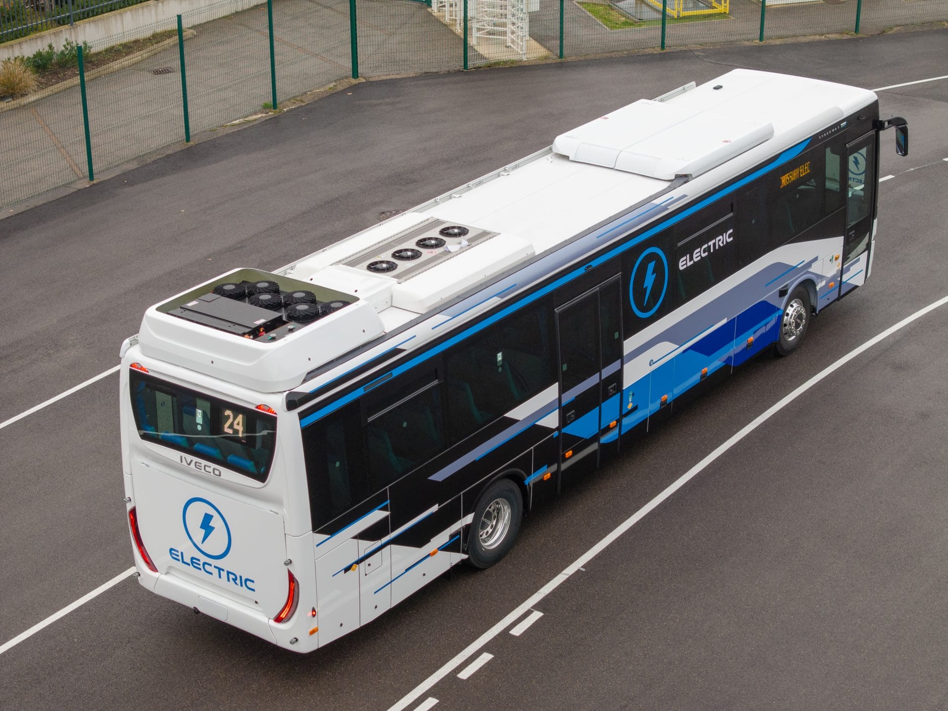 IVECO presenta el Crossway ELEC Normal Floor Clase II con hasta 400 km de autonomía